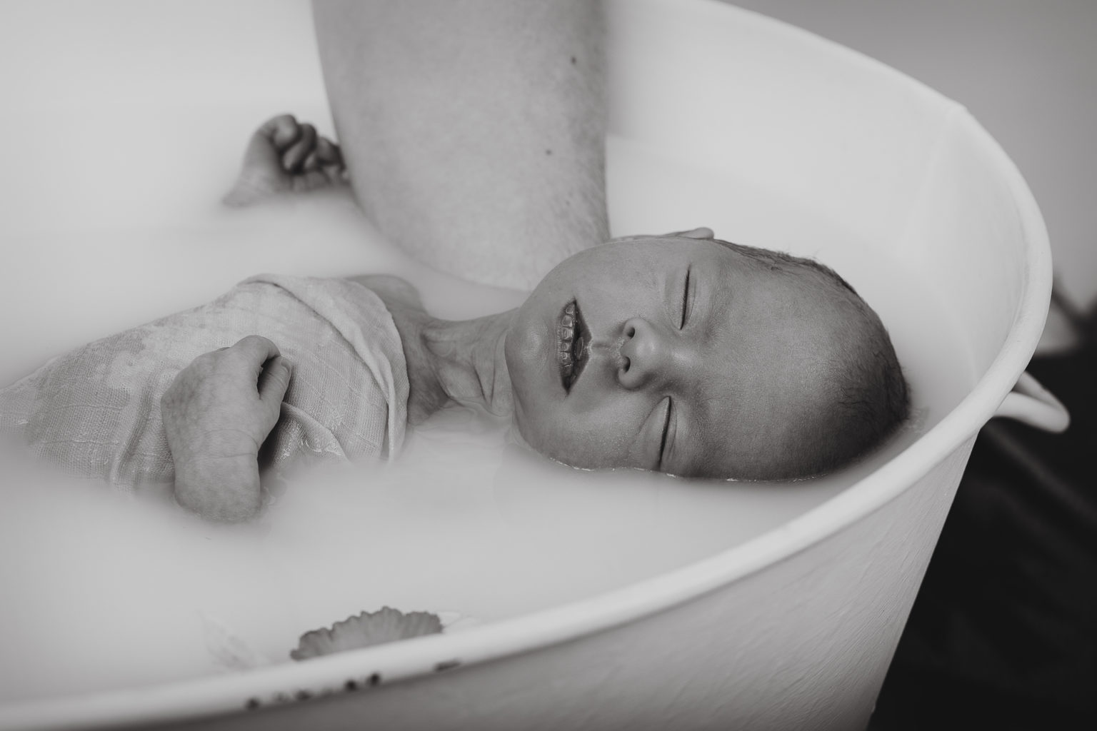 Séance photo bain de lait nouveau-né I Alexis Bannier, photographe